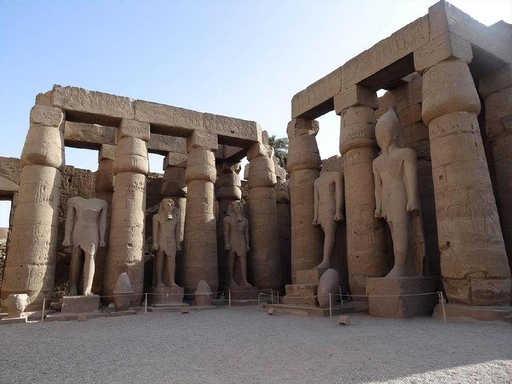 埃及出土石柱，上面雕刻三种植物，揭开埃及两千年前的环境之谜