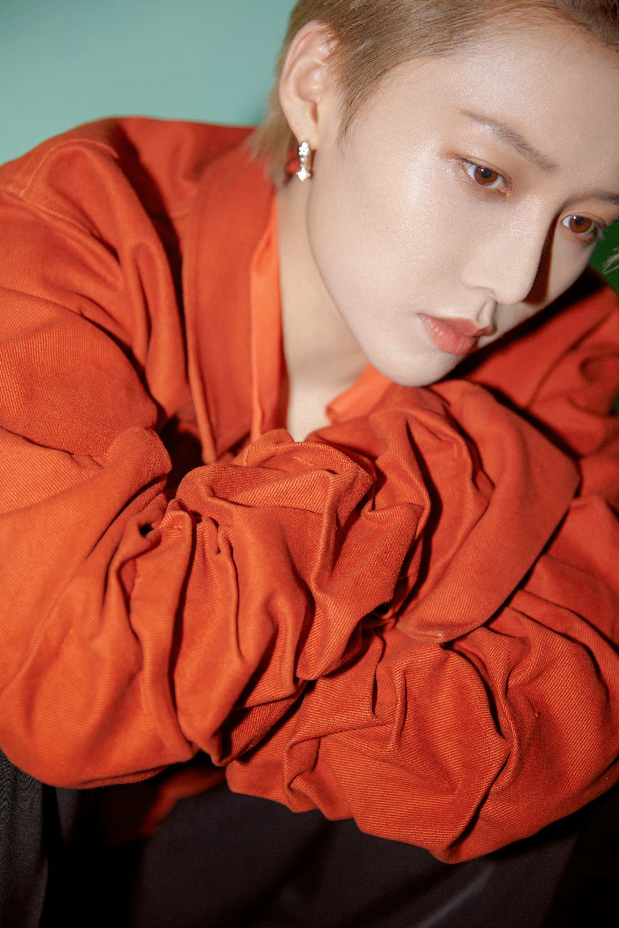 刘雨昕出道三周年写真释出，橙色系多巴胺穿搭……__财经头条