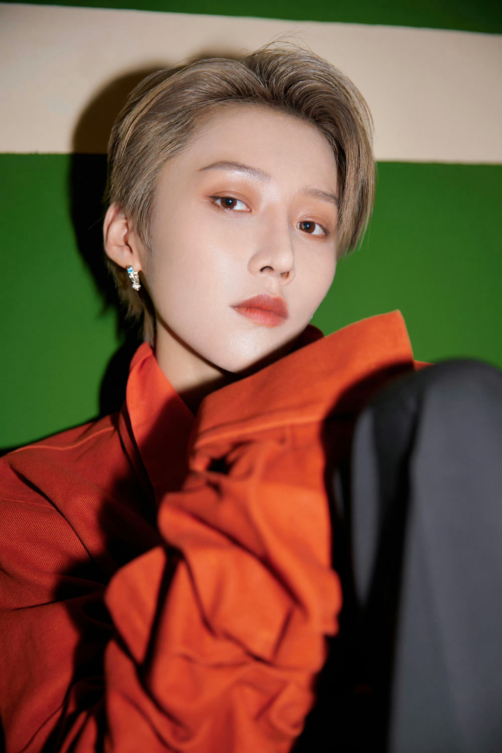 刘雨昕出道三周年写真释出，橙色系多巴胺穿搭……__财经头条