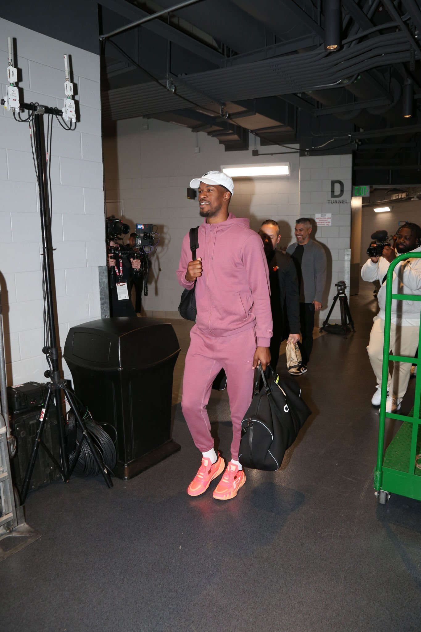 用一句话来评价Jimmy Butler 和热火在这轮系列赛的表现？__财经头条