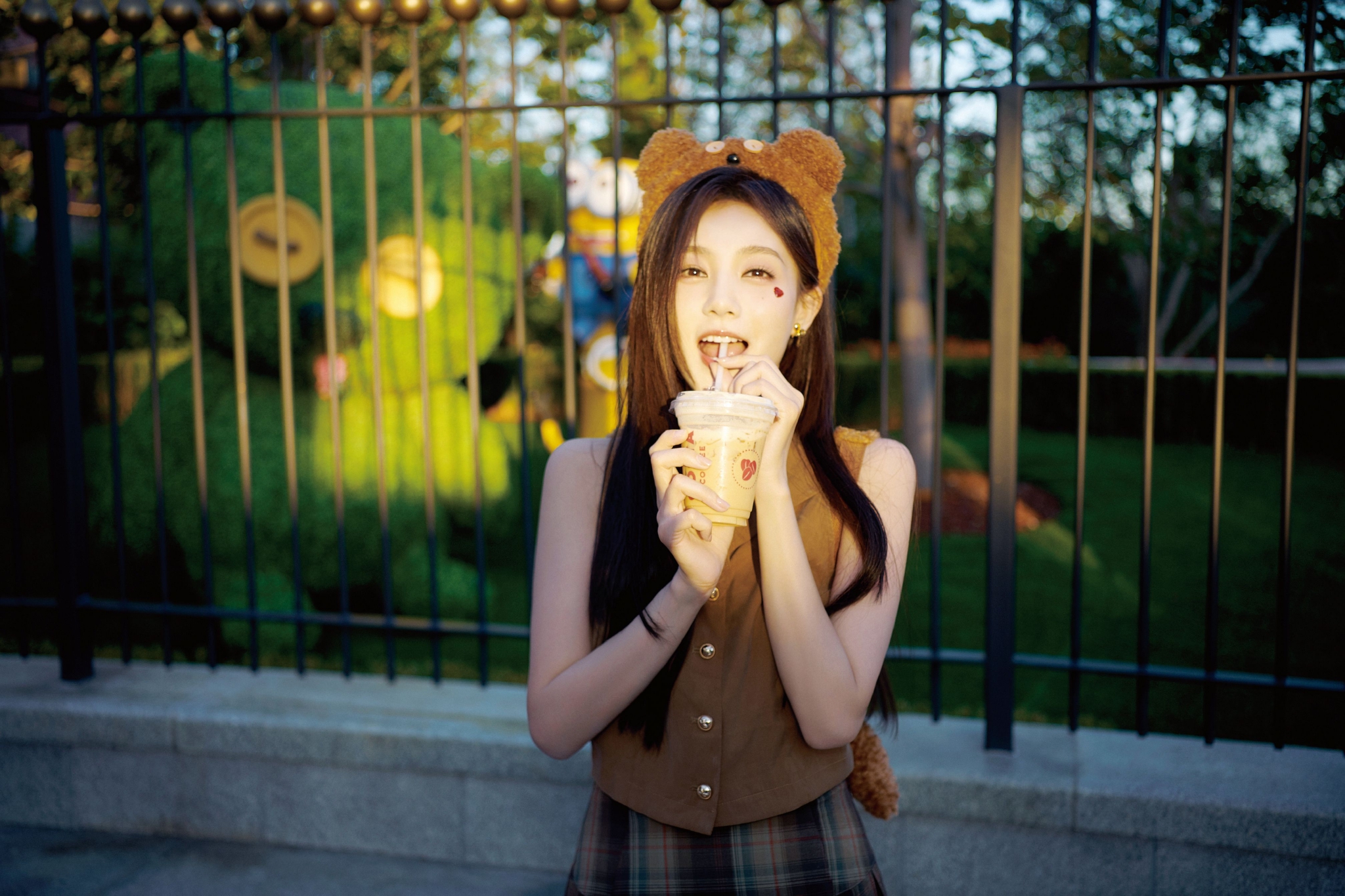 李一桐环球影城氛围感plog大片 总有一天……__财经头条