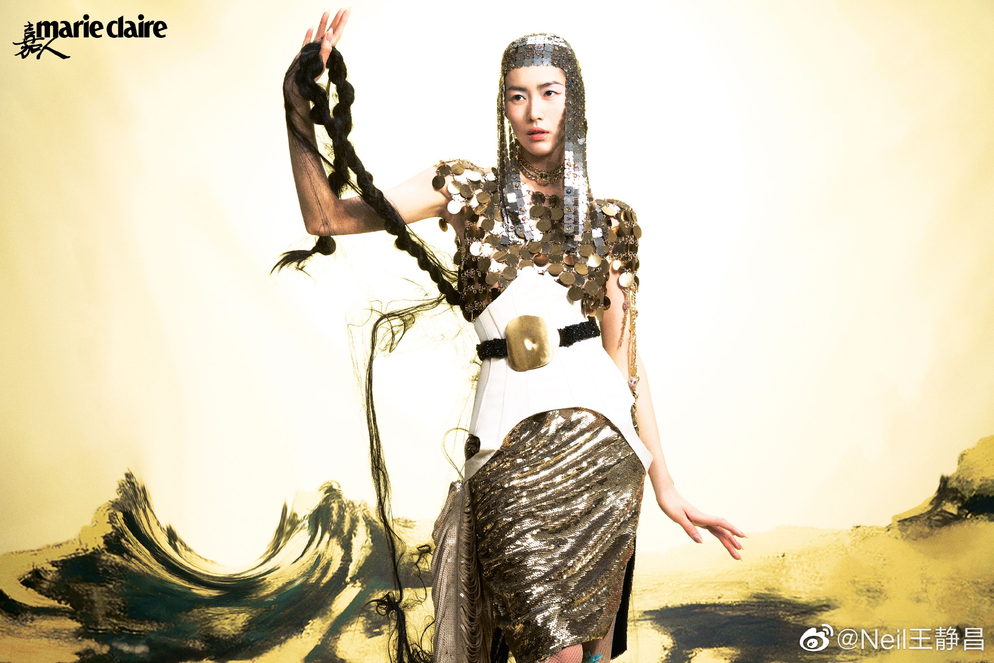 《嘉人》七月刊封面-刘雯，风格比较独特，有些异域风情！