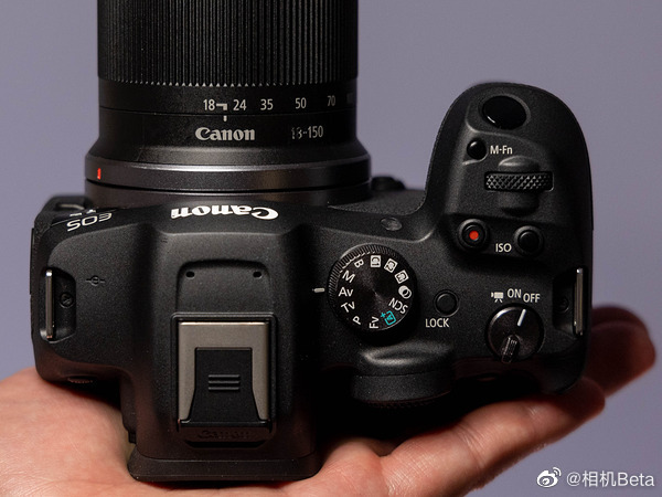 佳能EOS R7真机实物上手图 ，单机身的市场建议零售价为8……__财经头条