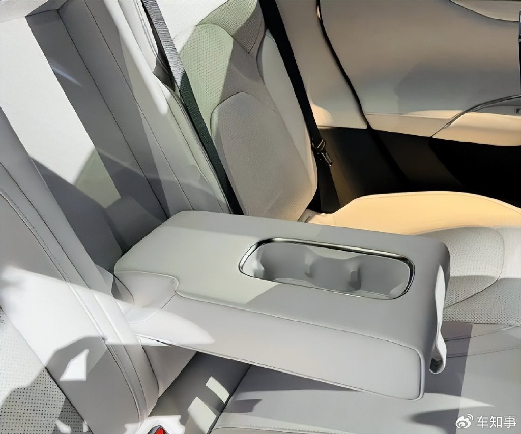 揭秘小米SU7内饰：纯平地板+大量实体按键+五屏联动-新浪汽车