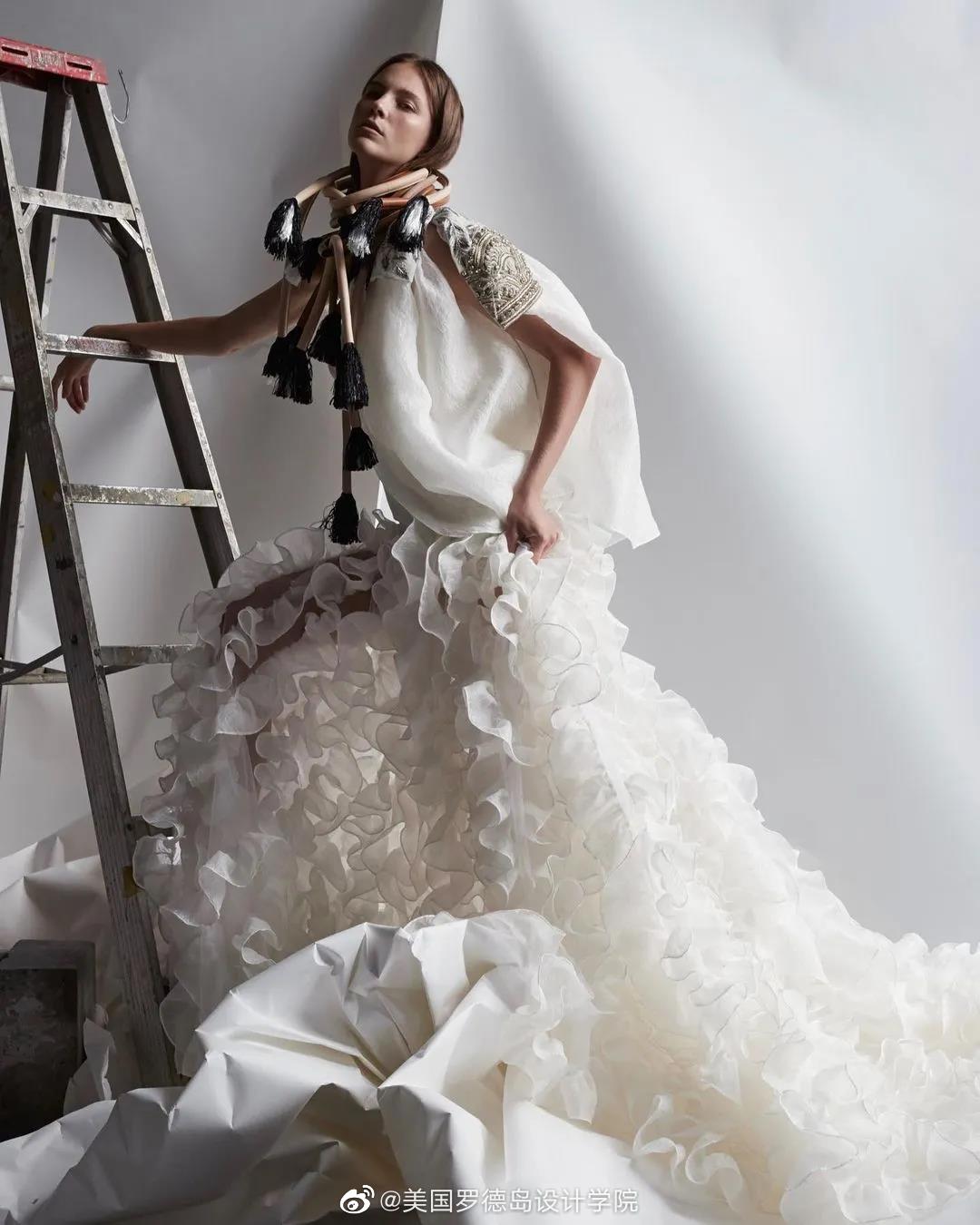设计师toni maticevski在面料上雕刻立体结构表达的时尚更倾向于艺术