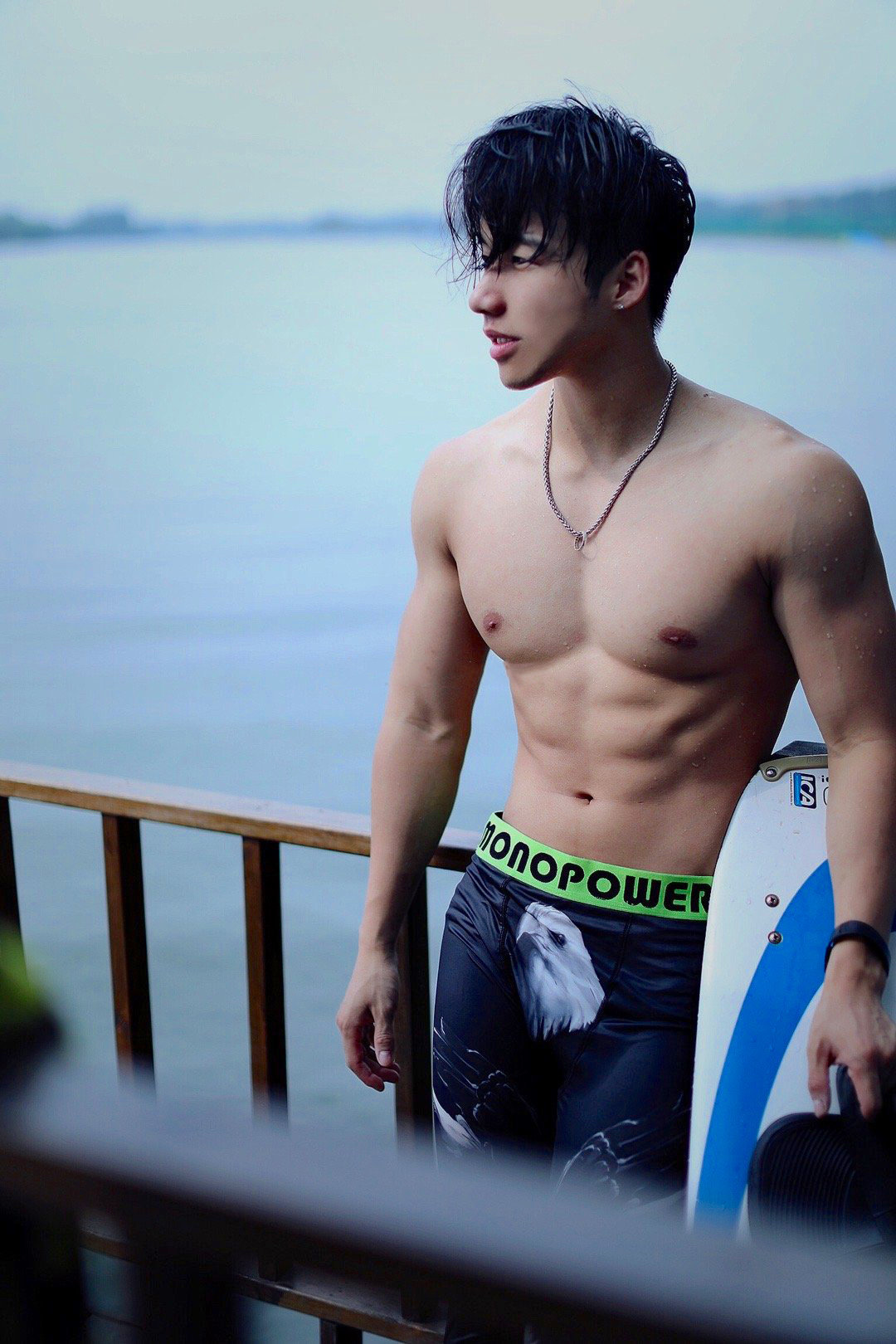 喜欢滑水运动的肌肉帅哥。 身材太性感了，还有鲨鱼线……