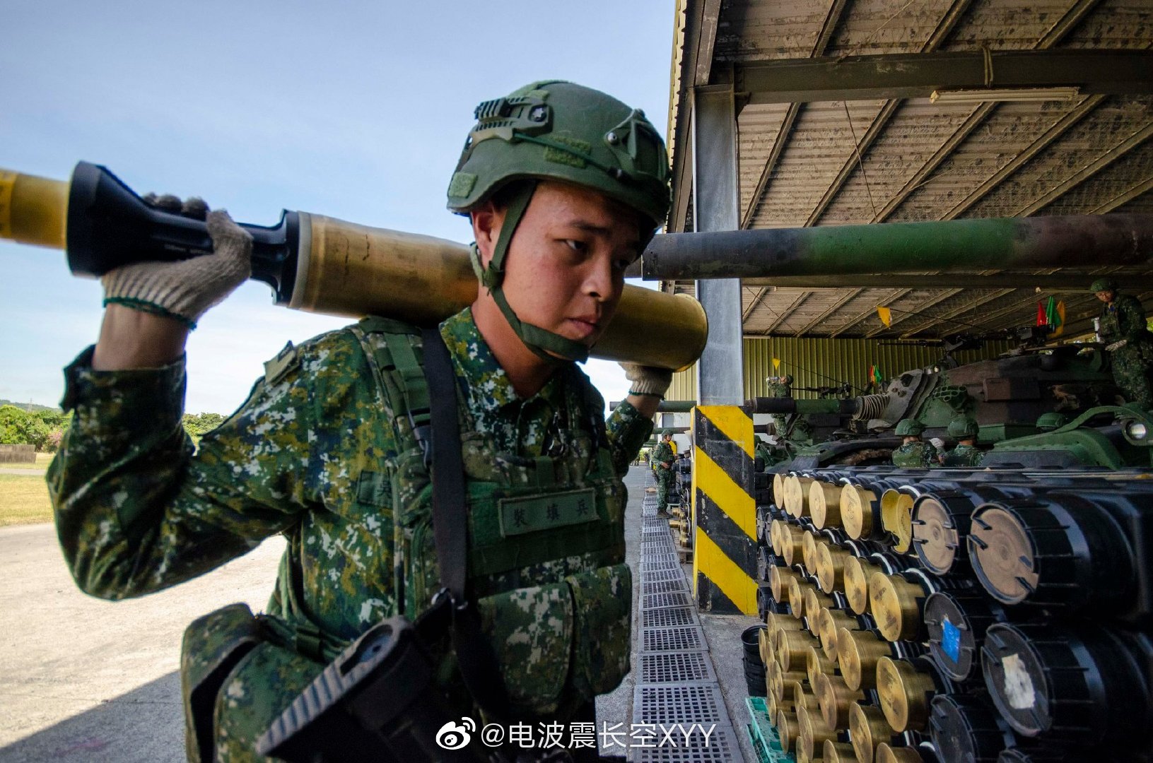 台军装甲584旅联兵三营的勇虎坦克弹药整补