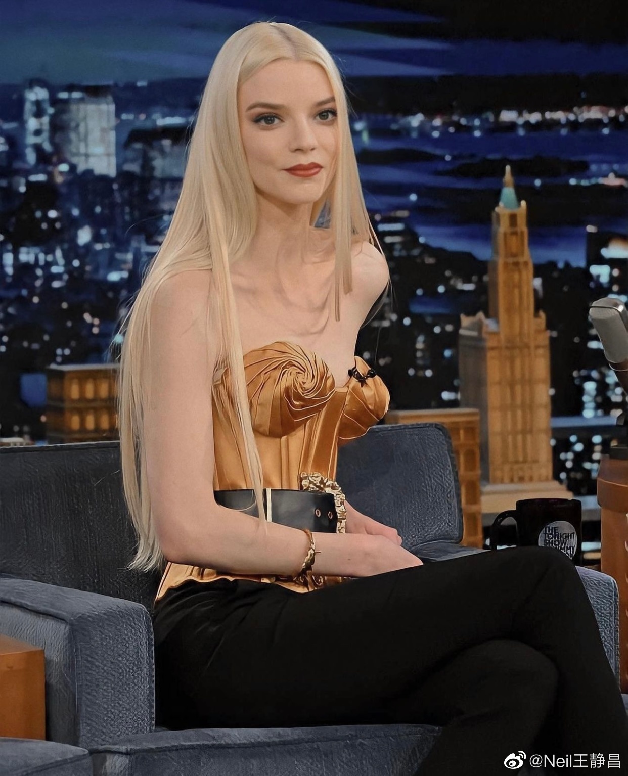 Anya Taylor-Joy有新电影宣传，最近就每天都是时装秀了！__财经头条