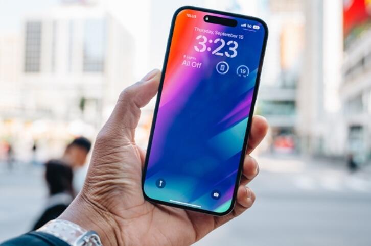 iPhone15PM渲染图：灵动岛更小了，起售价破万妥妥的__财经头条