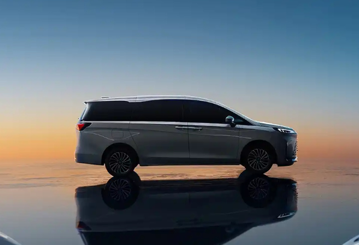 油耗2.0L/100km？别克“真龙”插混首秀！GL8陆尚尺寸5米2轴距3米-新浪汽车