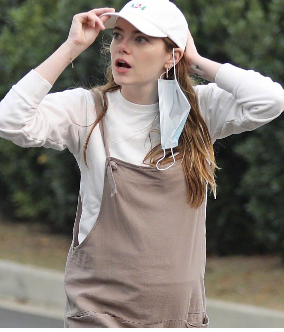 好久不见的艾玛·斯通（Emma Stone）和丈夫Dave McCary在洛杉矶外出被