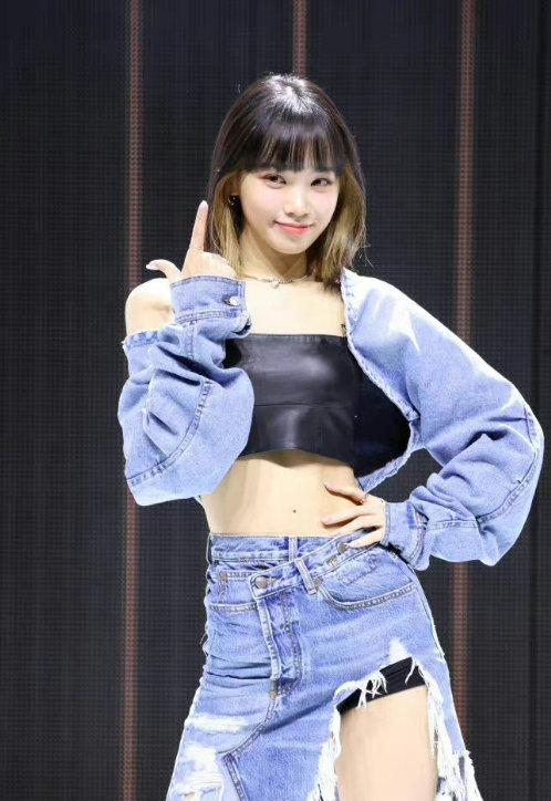 LESSERAFIM回归新闻图！姐姐们都太美了吧！__财经头条