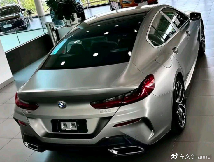 实拍全新宝马M8，搭4.4T V8引擎，3.2秒破百，还看帕拉梅拉？-新浪汽车