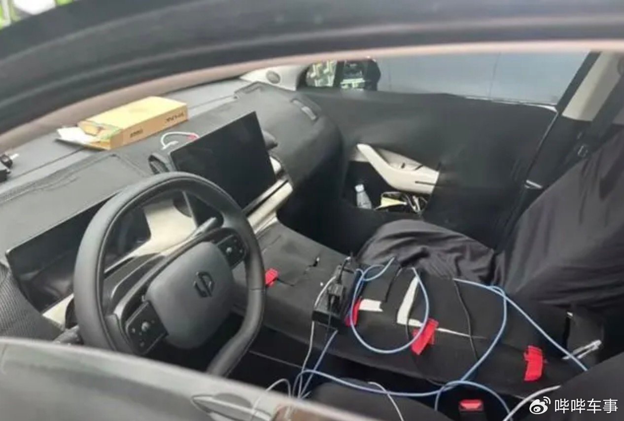 零跑B11实车曝光，还有一款B13全尺寸SUV，这是通吃理想L7L8L9?-新浪汽车