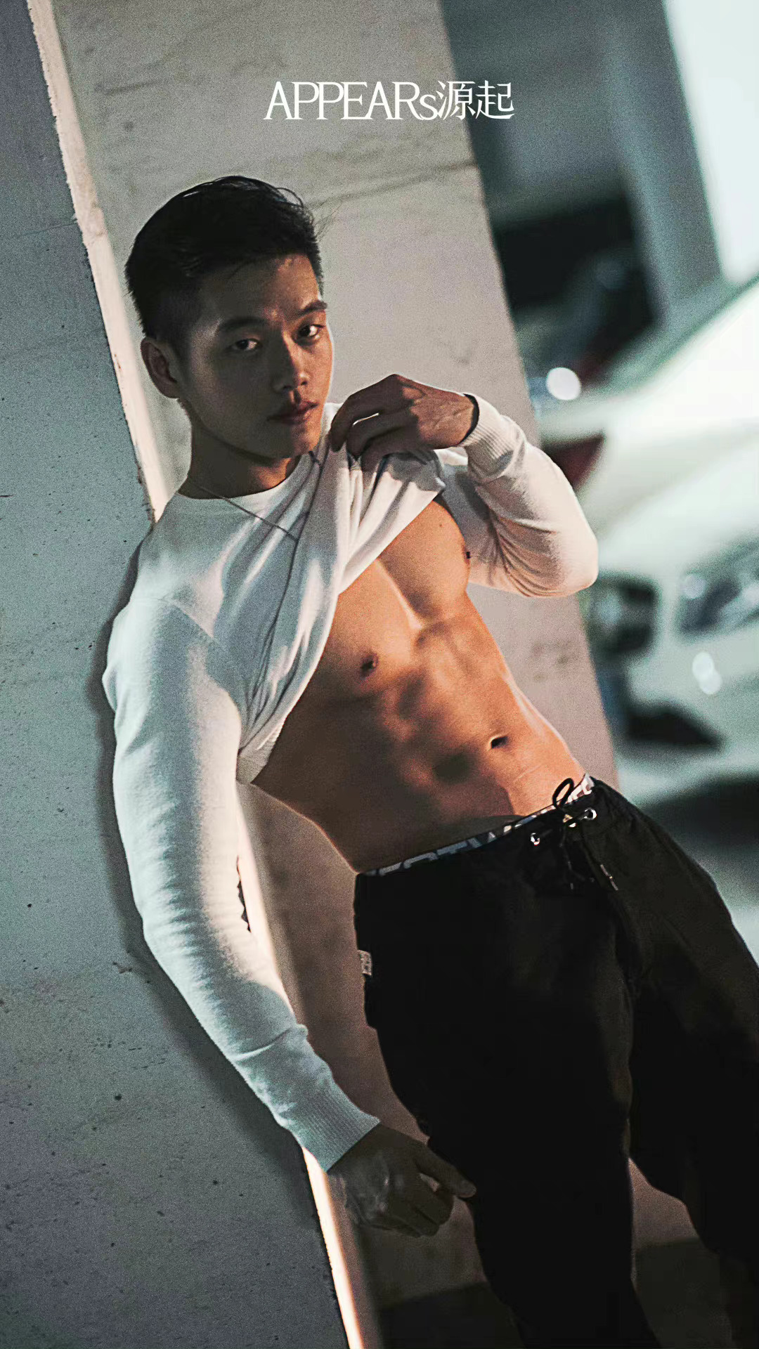 黑皮肌肉小哥秀出腹肌给你看。 这也太欲了吧！ 图：Appears源起