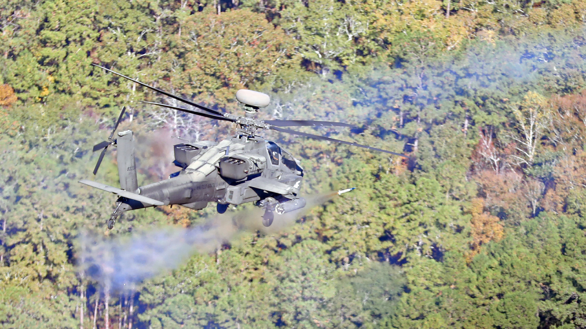 一架AH-64E阿帕奇守护者和UH-60M黑鹰直升机进行多舰能力演示。