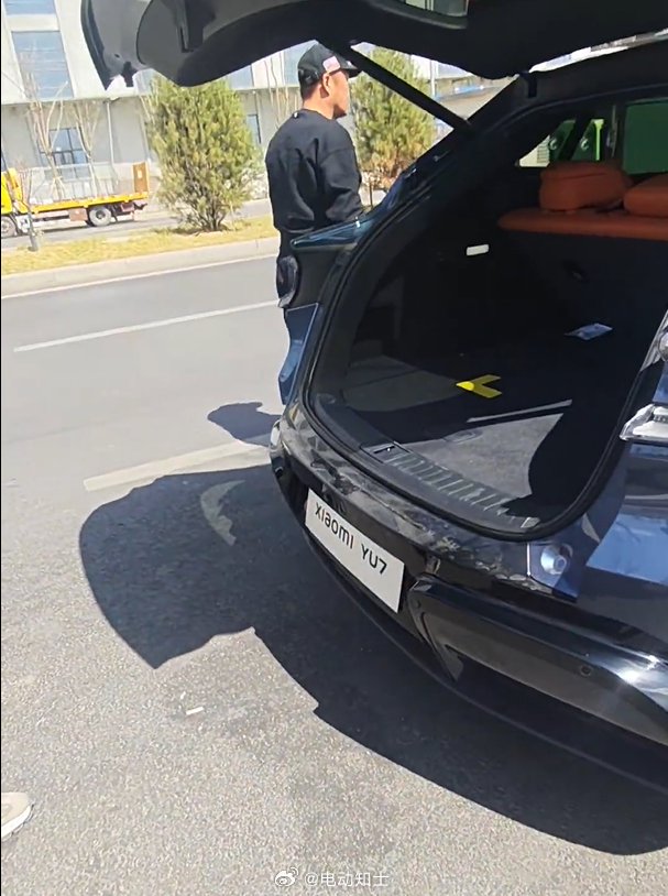 小米YU7被拍到了前后备箱以及P-HUD，因为二排座椅倾角，后备箱容积没想象中大-新浪汽车