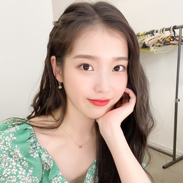 IU李知恩 | 头像__财经头条