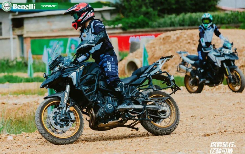 4.68万元起！贝纳利TRK702上市，卷起来自家人都不放过-新浪汽车