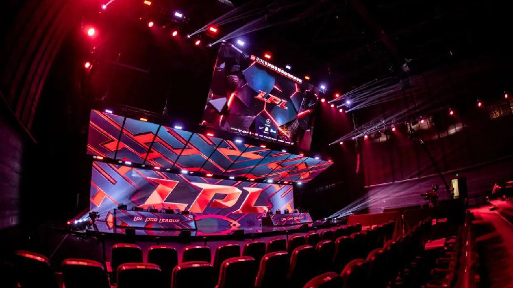 LOL快讯：EDG试训FOFO！爆料人开撕doinb，焕烽加入垫底车队|爆料人|战队|电竞_新浪新闻