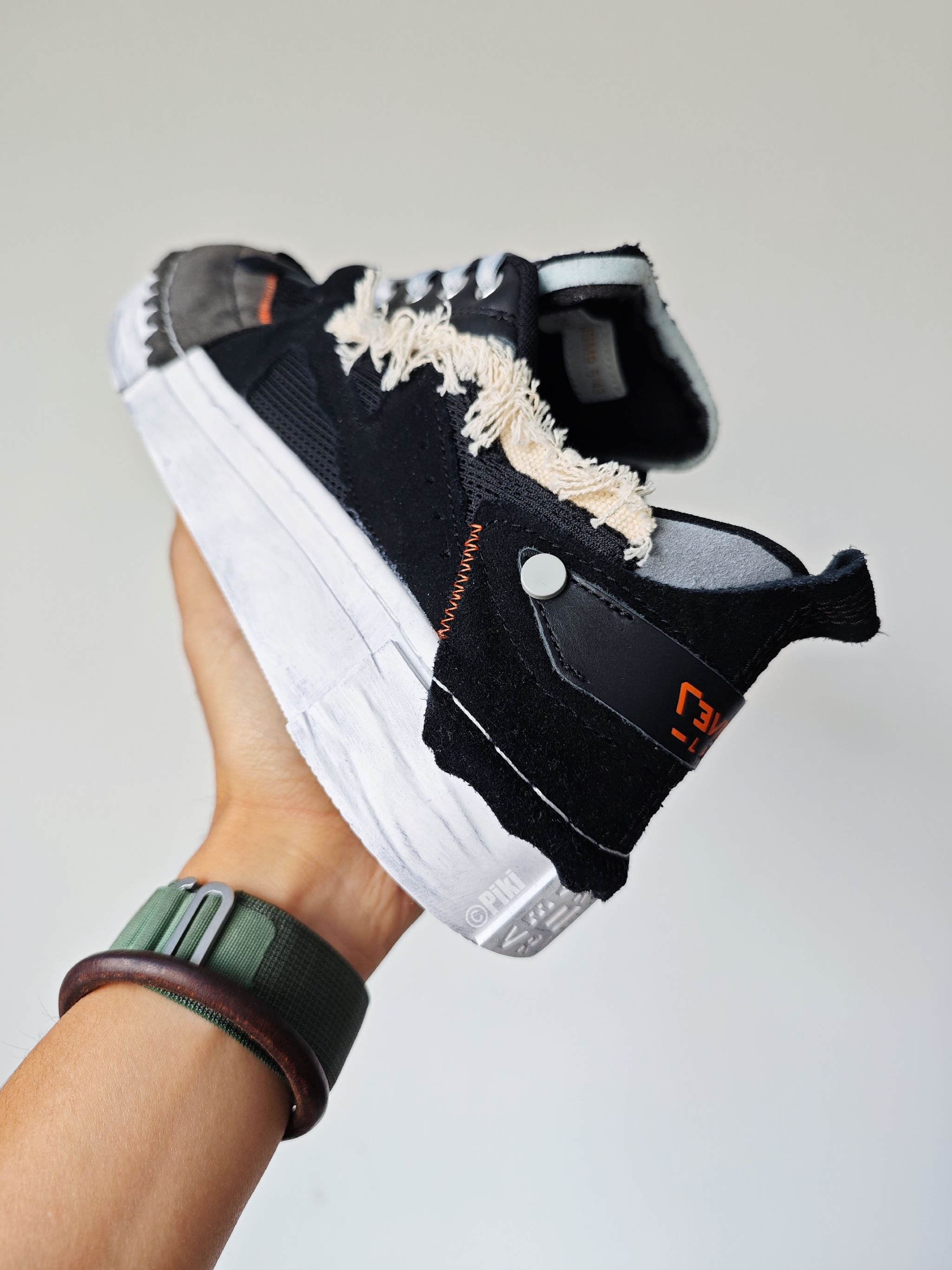 REVIVER LAB 045 由45块尾料拼接而成的“废墟风”板鞋__财经头条