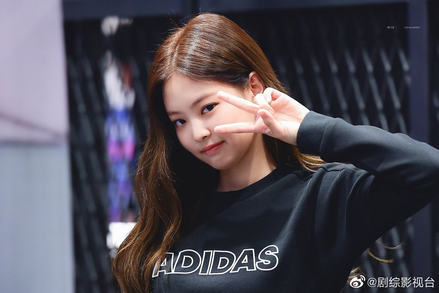 有网友爆料称Jennie将出演双性恋……