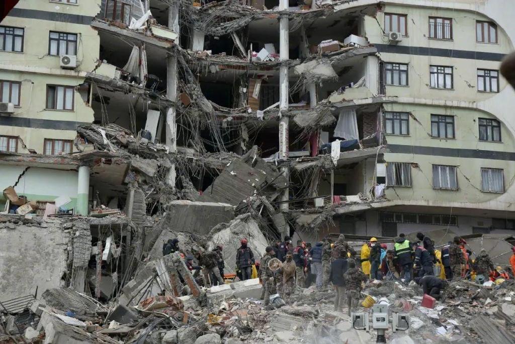 直击土耳其地震救援：低温、交通中断、复杂地缘下救灾极度困难