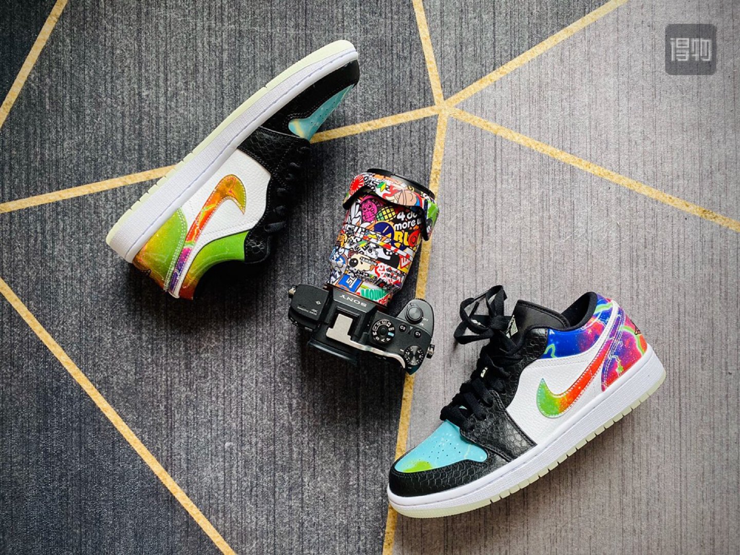 充电两小时，发光一分钟U1S1 这两双 AJ1 Low 的颜值你觉得在线嘛？__财经头条