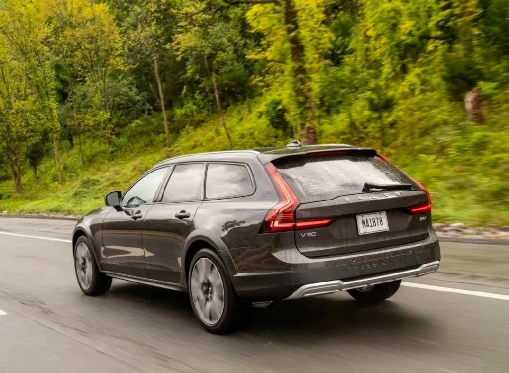 40万预算考虑过A6旅行，看过沃尔沃V90，选谁才显得更懂车？-新浪汽车