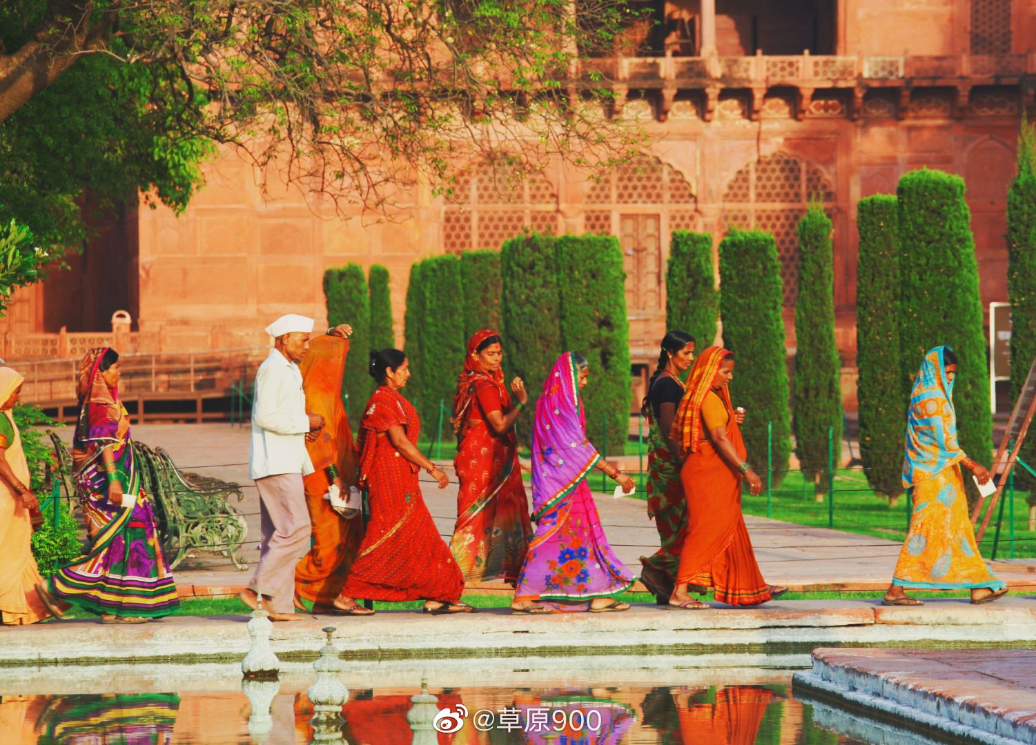 印度泰姬陵闻名于世，其实坐落在一处寂静的郊外……__财经头条