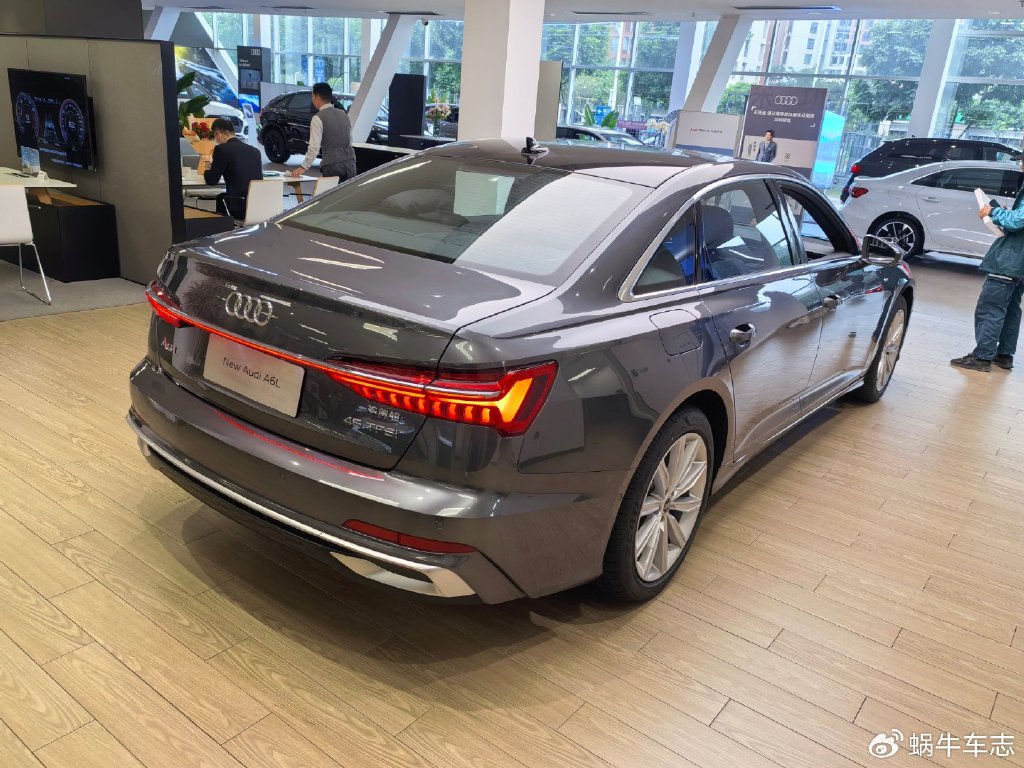 最畅销豪华车！到店探2025款奥迪A6L，配置升级落地最低才32万？-新浪汽车