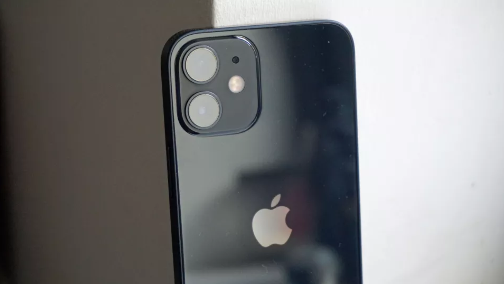围观！iPhone 12 mini评测：非常出色 但却不是完美的__财经头条