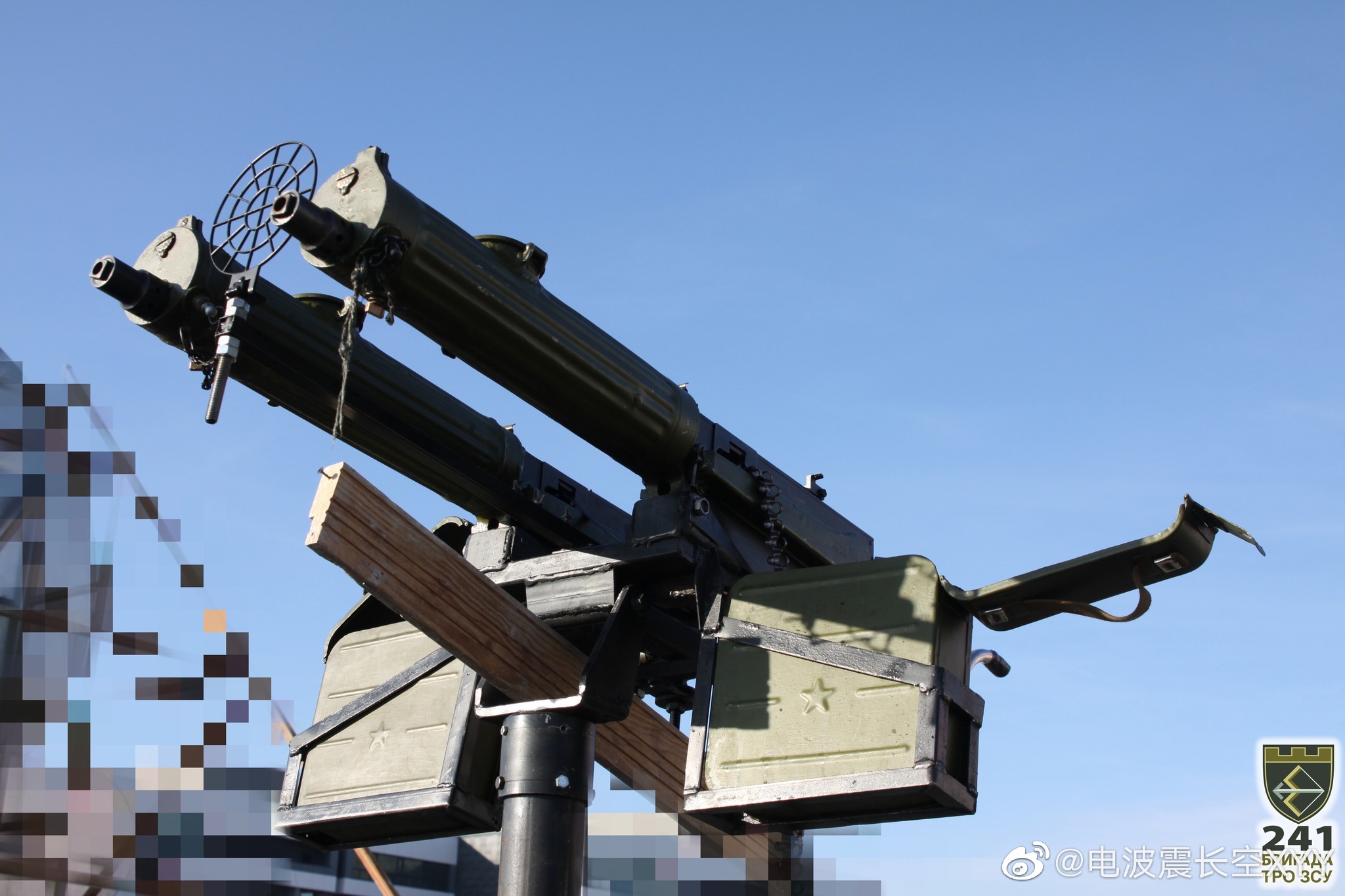 基辅楼顶的马克沁M1910加老式探照灯防空配置……_新浪新闻