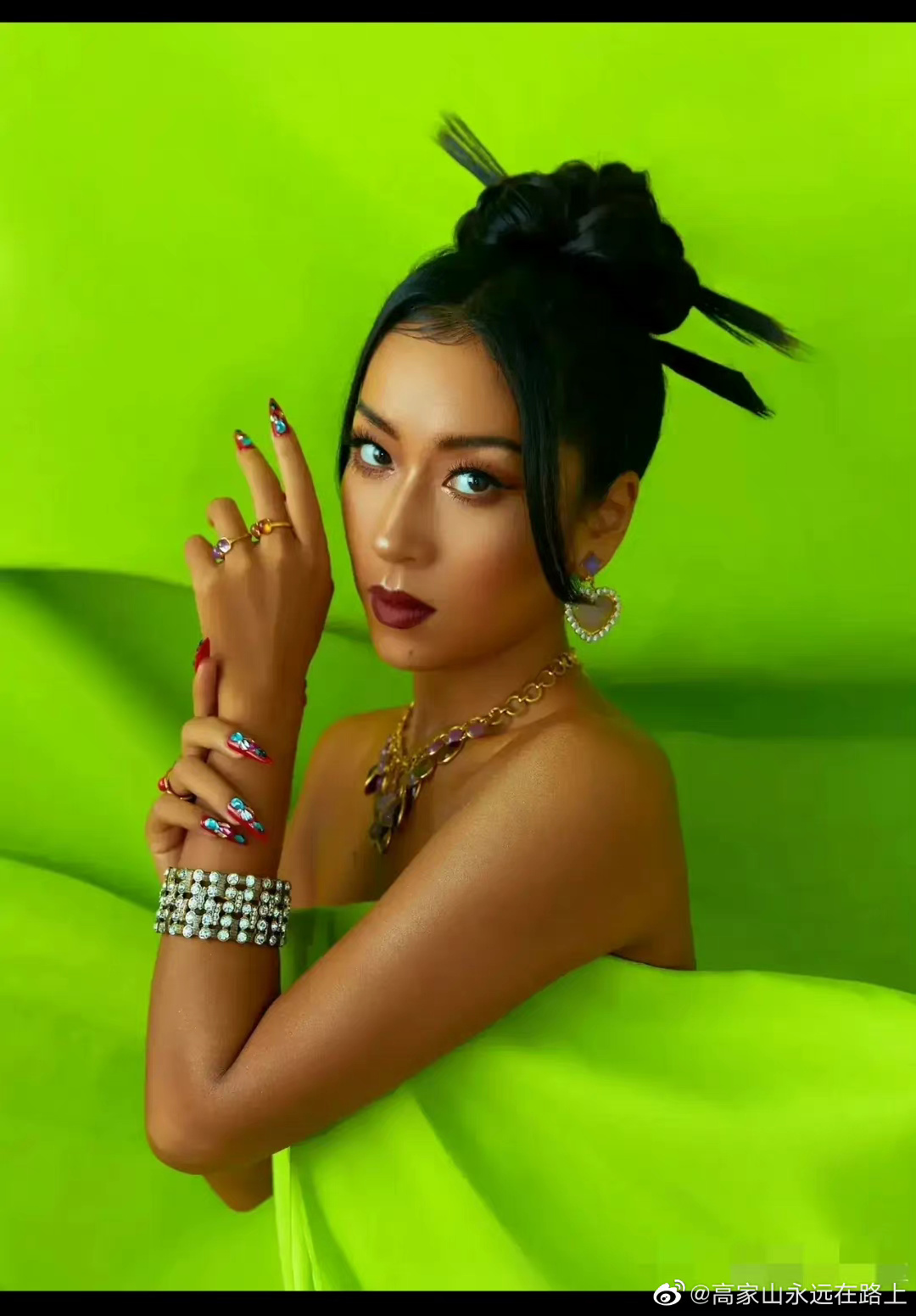 这女的不知道是谁来,皮肤有点黑,来一个男人的皮肤都不如财经头条