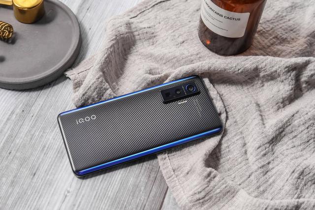 交作业！iQOO 5Pro十五分钟内“满血”,这波你打几分？__财经头条