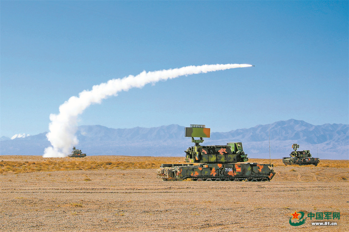 实拍国产红旗17防空导弹机动行军 2022年6月16日……