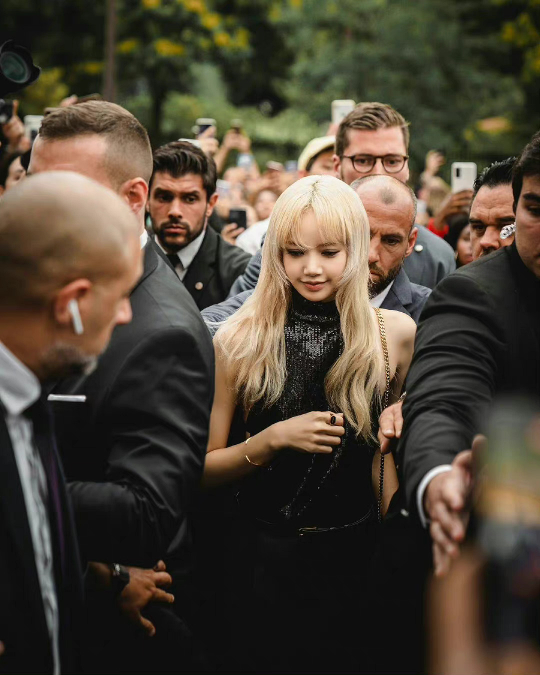 LISA晒对镜三连拍，金发和露背装造型！是性感sasa~好好看__财经头条