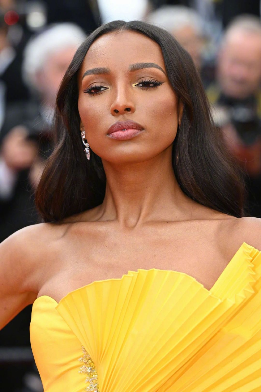 出席第75届电影《壮志凌云2：独行侠》首映红毯的超模Jasmine__财经头条