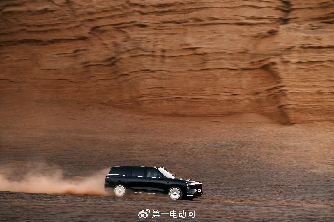 30万级大六座SUV，智己LS9和问界M8，哪款更值得推荐？-新浪汽车