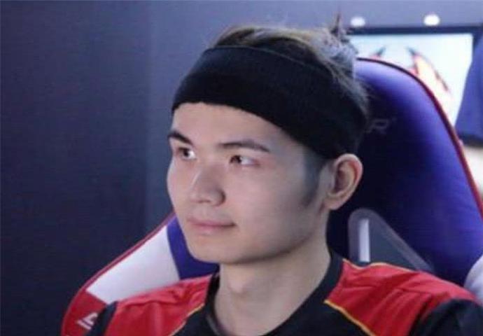 LPL职业选手编号：厂长001号，Uzi是006号。