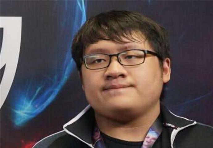 LPL职业选手编号：厂长001号，Uzi是006号。