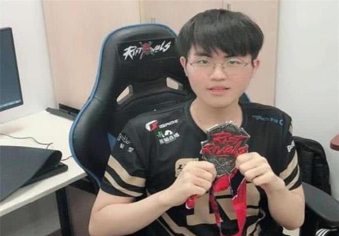 LPL职业选手编号：厂长001号，Uzi是006号。