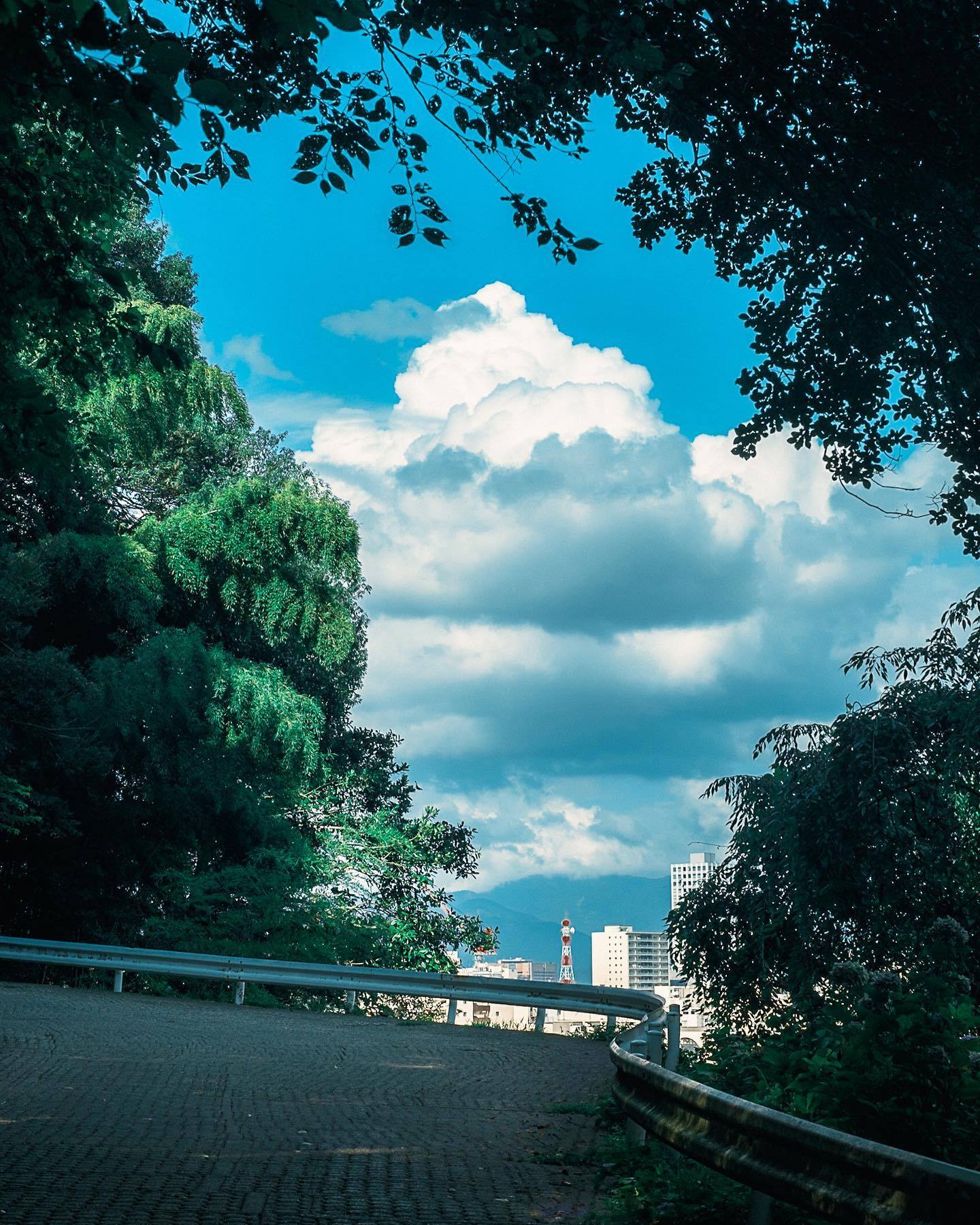 云 ，Kosuke Okude仿如 动漫场景般的街头影像__财经头条