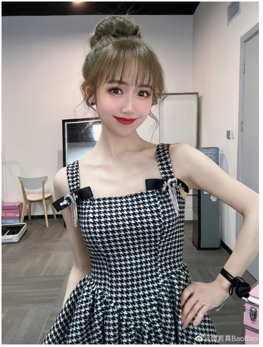 今日LPL主持人BaoBao在微博上分享了一组照片……__财经头条