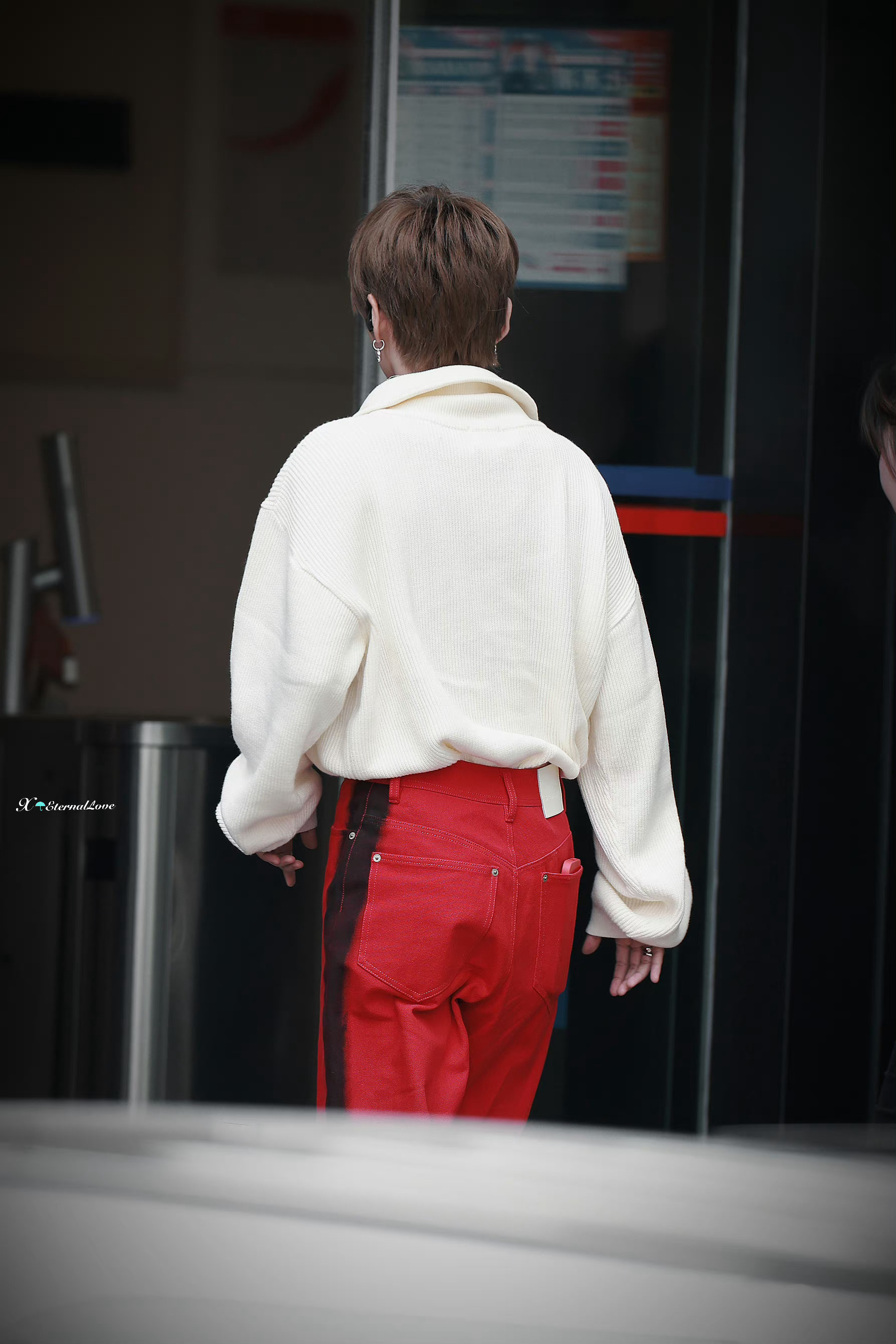 刘雨昕你好星期六上班饭拍🈶 白色上衣搭配红色裤子……