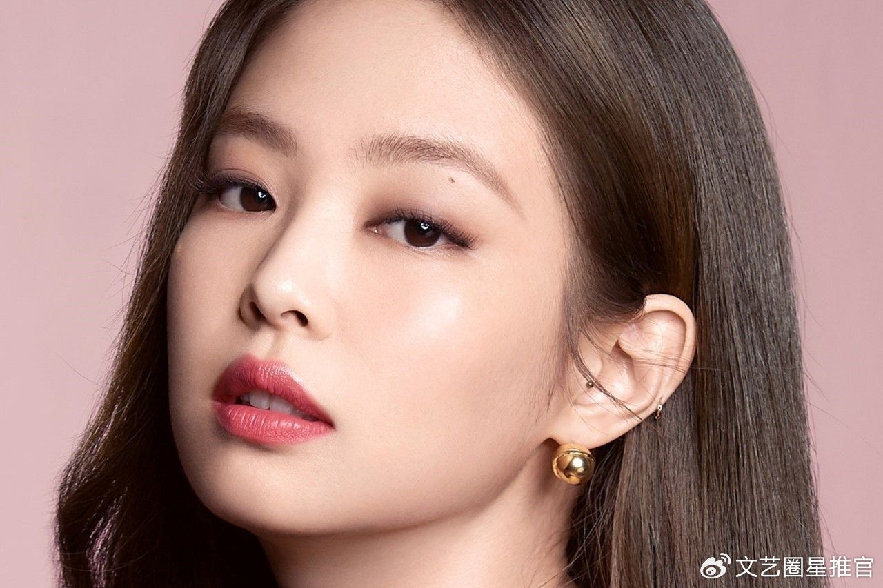 Jennie穿白蕾丝袜对镜自拍，意外曝光更衣室，环境脏乱差不忍直视|蕾丝袜|更衣室|自拍_新浪新闻