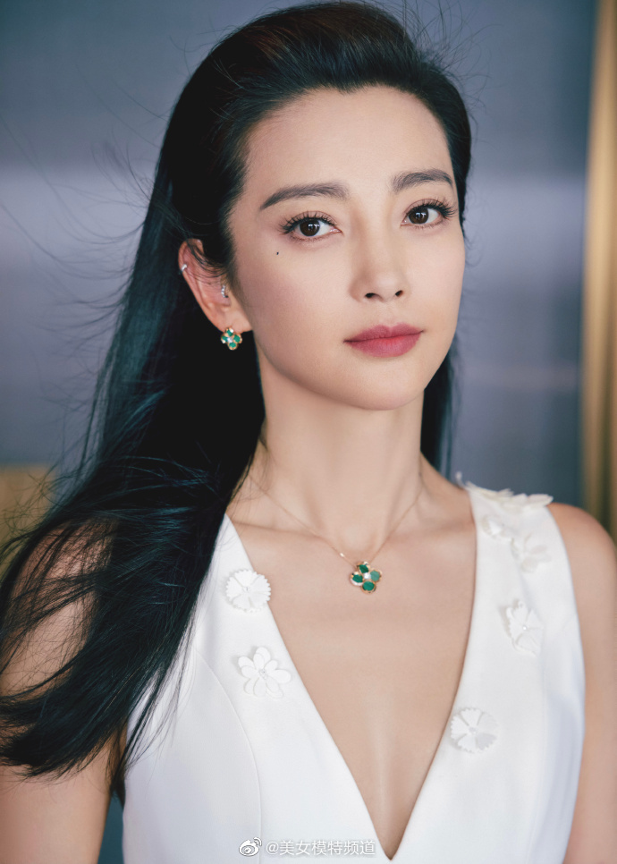 李冰冰穿白色礼服典雅大气 窗前高调秀美背仪态优雅