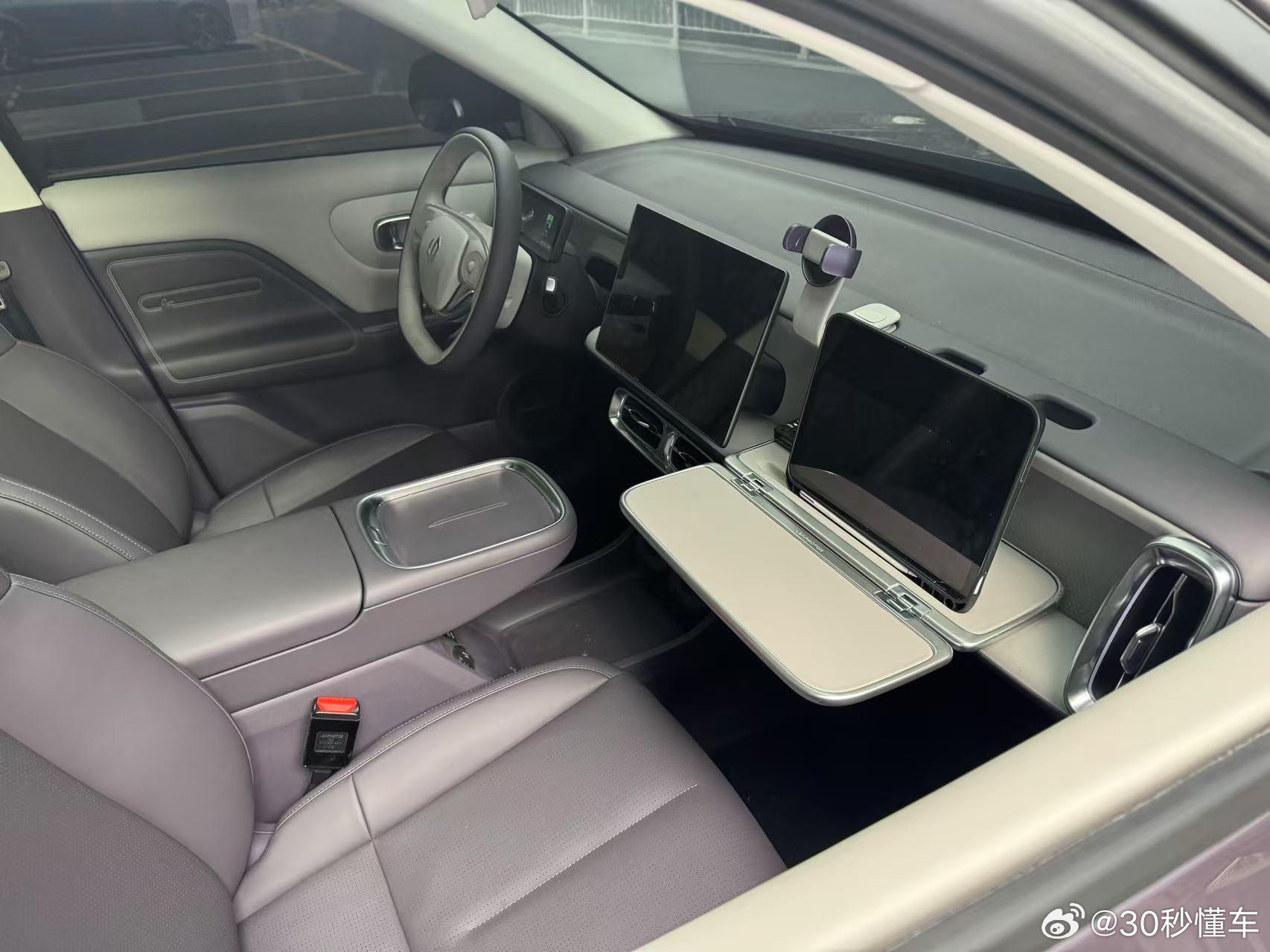 零跑B10内饰曝光，副驾驶支持DIY，可以放小桌板、iPad等，这个创意挺好的-新浪汽车