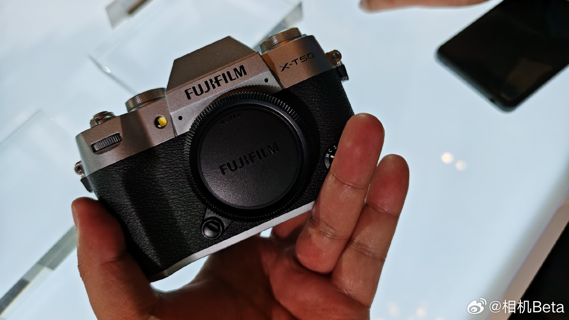 真机上手！富士XT50正式发布，五代传感器和处理器，20种胶片模拟，给了防抖…|富士|胶片|五代_新浪新闻