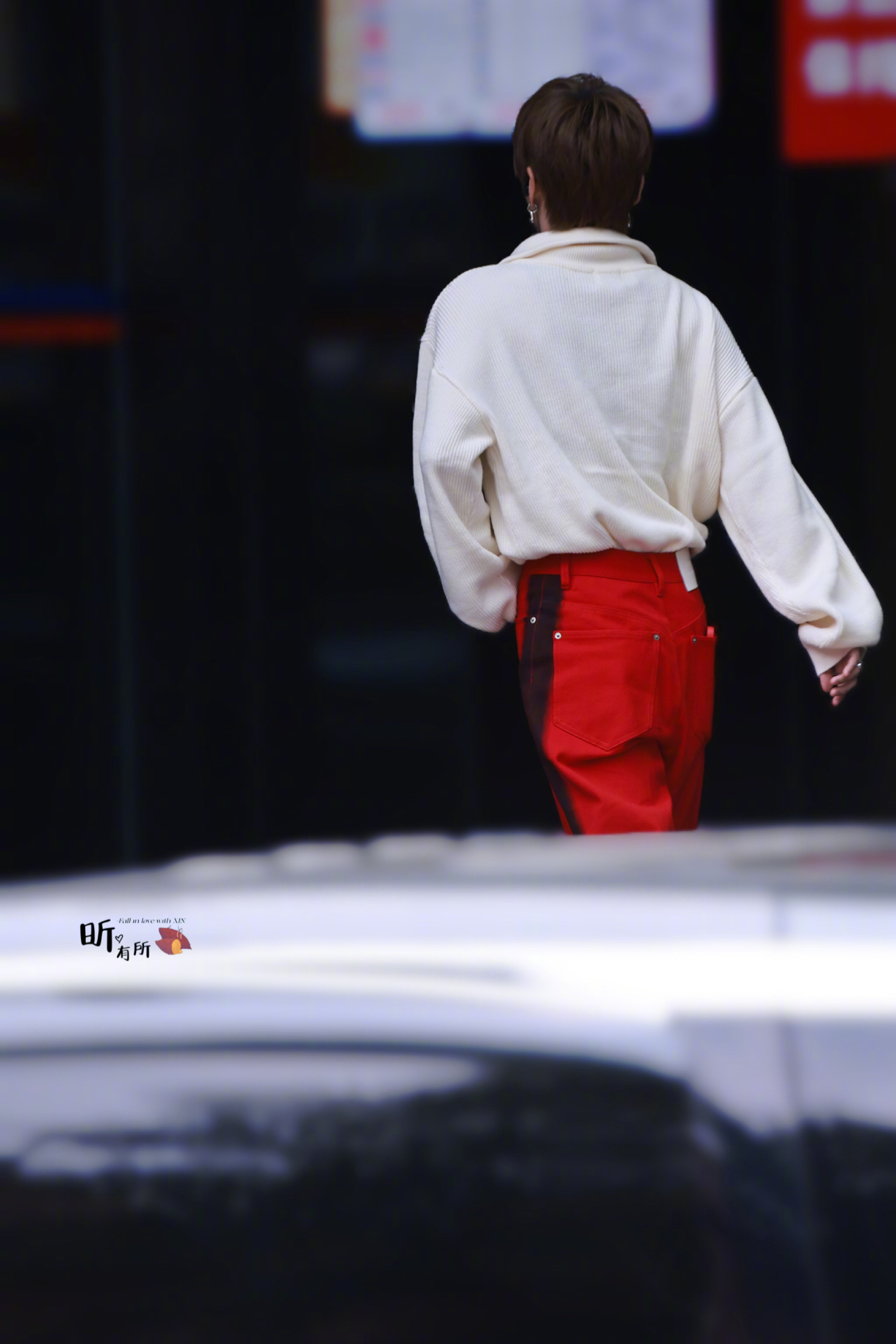 刘雨昕你好星期六上班饭拍🈶 白色上衣搭配红色裤子……__财经头条